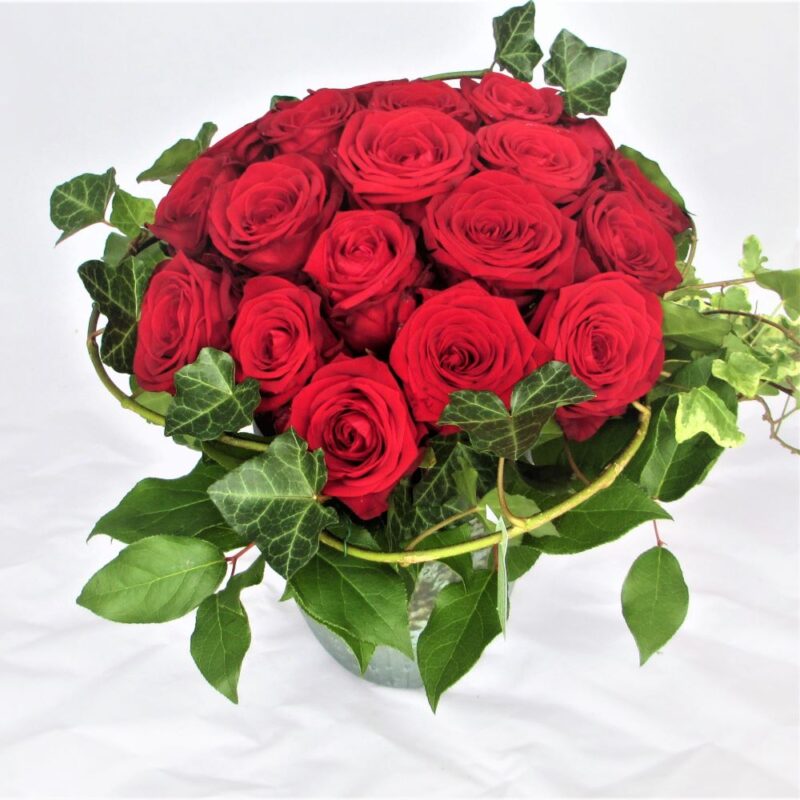 Der wunderbare, kompakt gebundene Strauss mit schönen Rosen - Blueme ...